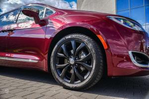 Red Chrysler Pacifica 2019 in Kaunas, with an engine capacity of 3.61 L and mileage of 77 thousand km for 18950 €, photo 5 on AUTOMOTO.COM.LV
