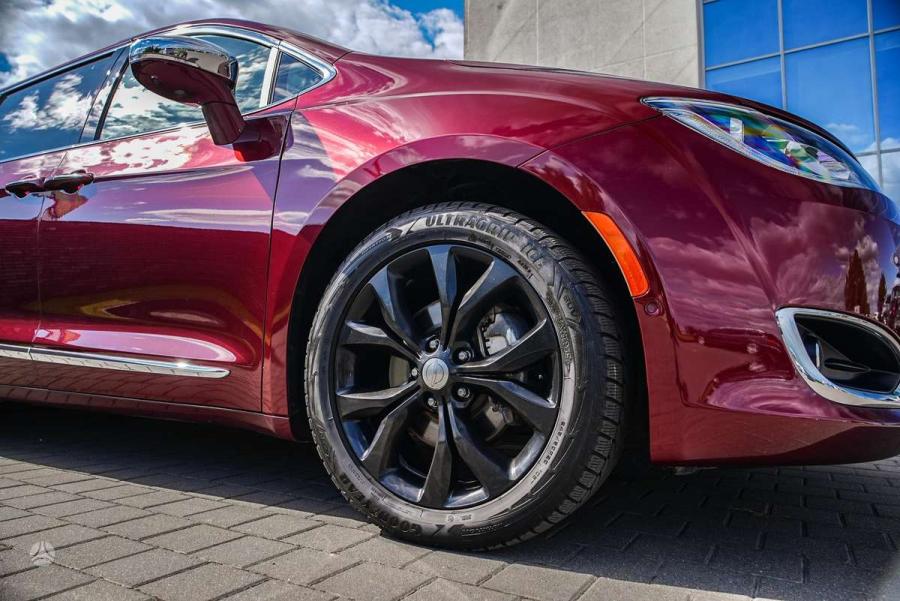 Red Chrysler Pacifica 2019 in Kaunas, with an engine capacity of 3.61 L and mileage of 77 thousand km for 18950 €, photo 5 on AUTOMOTO.COM.LV
