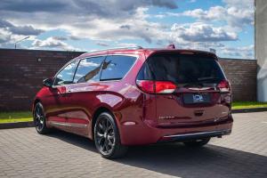 Red Chrysler Pacifica 2019 in Kaunas, with an engine capacity of 3.61 L and mileage of 77 thousand km for 18950 €, photo 8 on AUTOMOTO.COM.LV