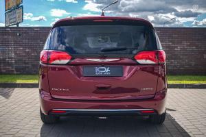 Red Chrysler Pacifica 2019 in Kaunas, with an engine capacity of 3.61 L and mileage of 77 thousand km for 18950 €, photo 9 on AUTOMOTO.COM.LV