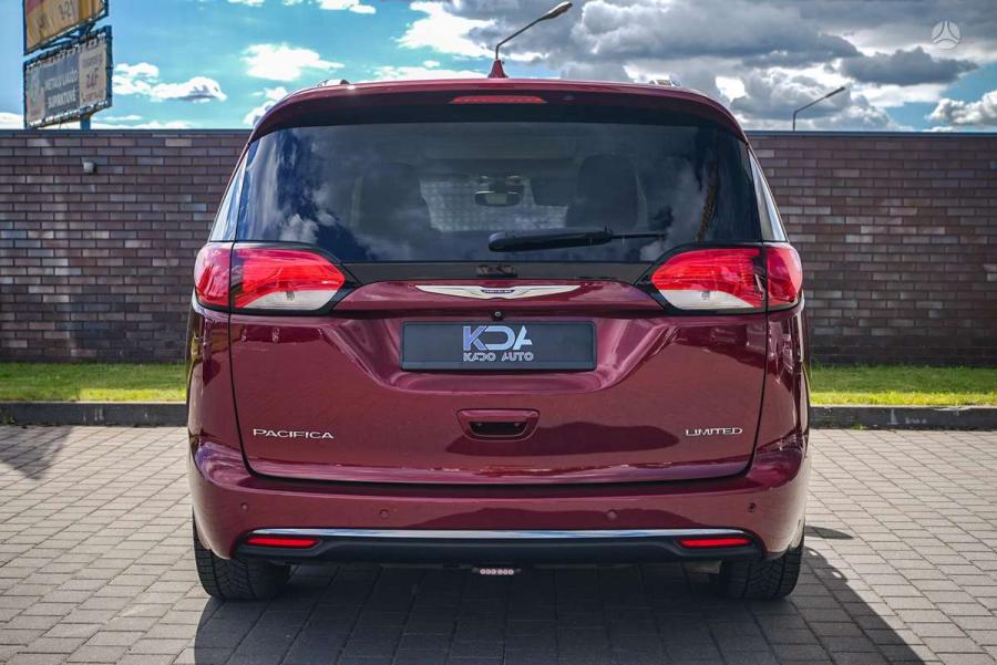 Red Chrysler Pacifica 2019 in Kaunas, with an engine capacity of 3.61 L and mileage of 77 thousand km for 18950 €, photo 9 on AUTOMOTO.COM.LV
