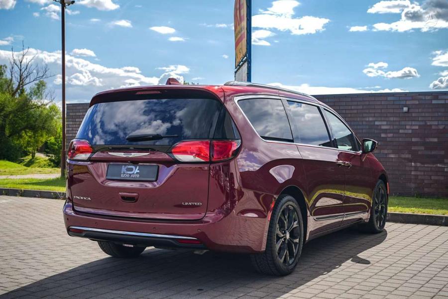 Red Chrysler Pacifica 2019 in Kaunas, with an engine capacity of 3.61 L and mileage of 77 thousand km for 18950 €, photo 10 on AUTOMOTO.COM.LV