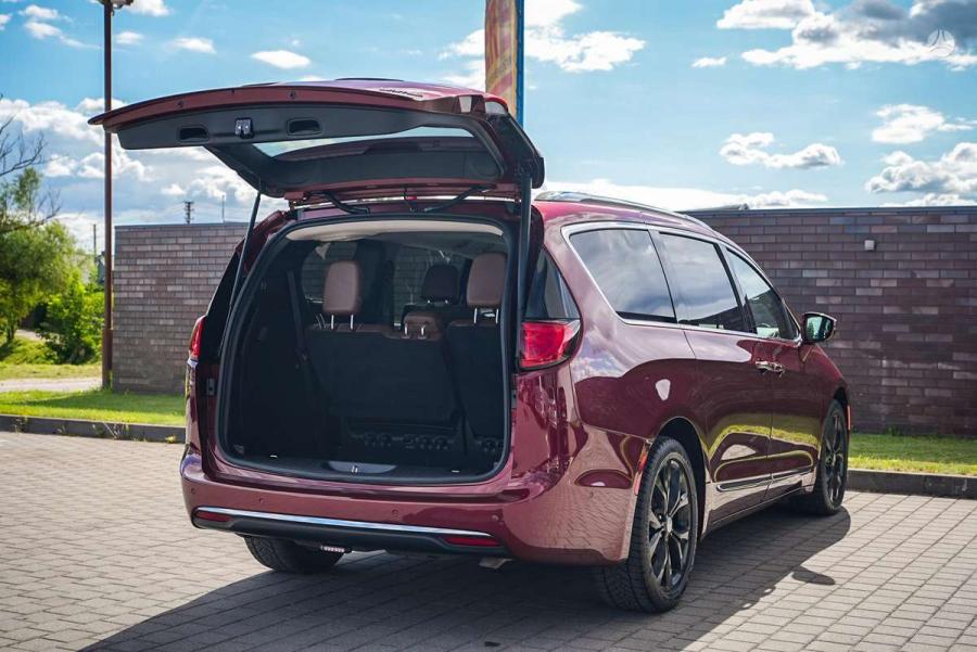 Red Chrysler Pacifica 2019 in Kaunas, with an engine capacity of 3.61 L and mileage of 77 thousand km for 18950 €, photo 11 on AUTOMOTO.COM.LV