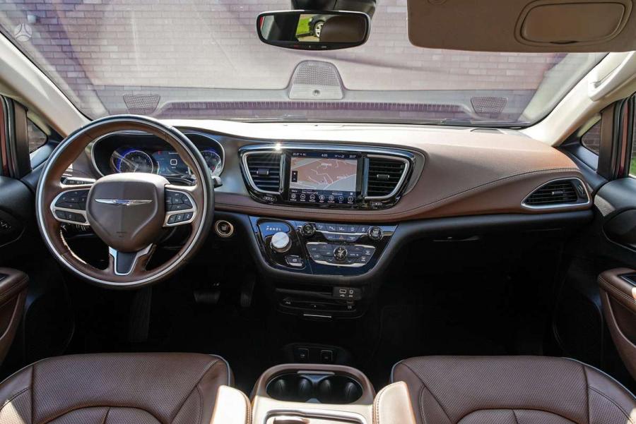 Red Chrysler Pacifica 2019 in Kaunas, with an engine capacity of 3.61 L and mileage of 77 thousand km for 18950 €, photo 15 on AUTOMOTO.COM.LV