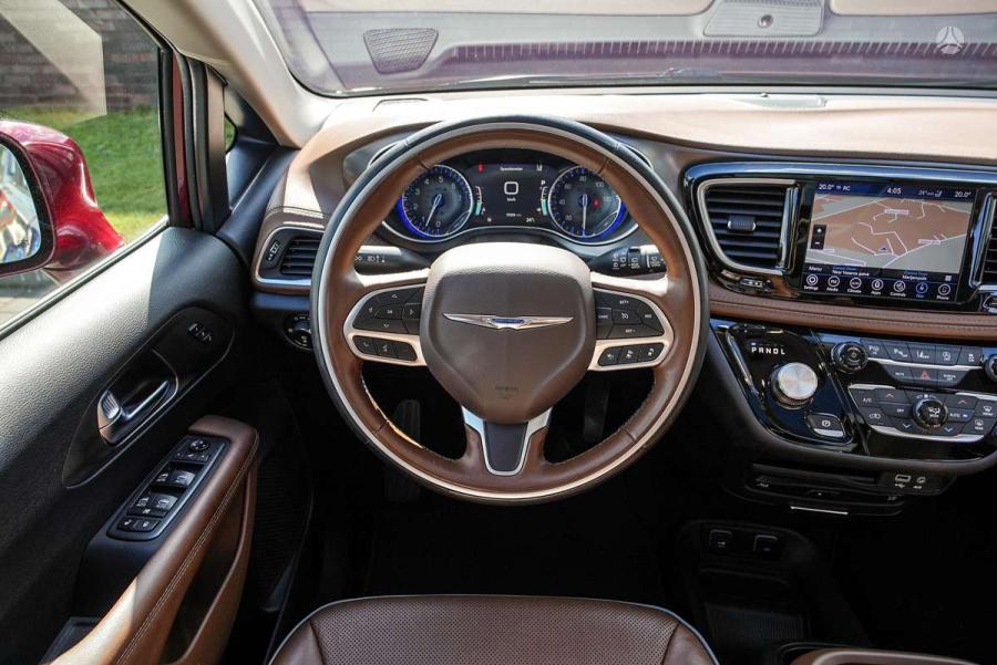 Red Chrysler Pacifica 2019 in Kaunas, with an engine capacity of 3.61 L and mileage of 77 thousand km for 18950 €, photo 16 on AUTOMOTO.COM.LV