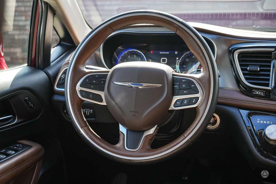 Red Chrysler Pacifica 2019 in Kaunas, with an engine capacity of 3.61 L and mileage of 77 thousand km for 18950 €, photo 17 on AUTOMOTO.COM.LV
