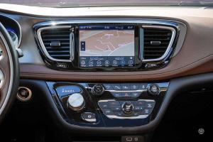 Red Chrysler Pacifica 2019 in Kaunas, with an engine capacity of 3.61 L and mileage of 77 thousand km for 18950 €, photo 18 on AUTOMOTO.COM.LV