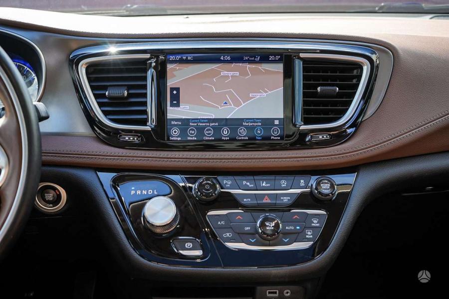 Red Chrysler Pacifica 2019 in Kaunas, with an engine capacity of 3.61 L and mileage of 77 thousand km for 18950 €, photo 18 on AUTOMOTO.COM.LV