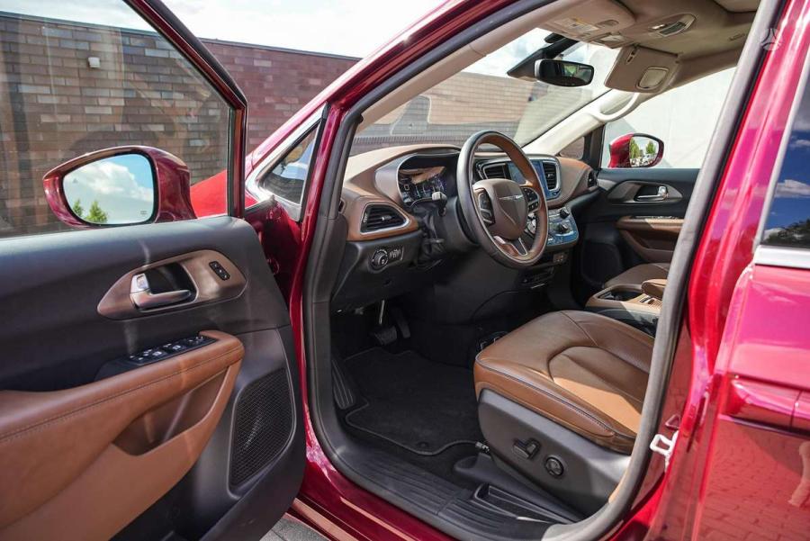 Red Chrysler Pacifica 2019 in Kaunas, with an engine capacity of 3.61 L and mileage of 77 thousand km for 18950 €, photo 23 on AUTOMOTO.COM.LV