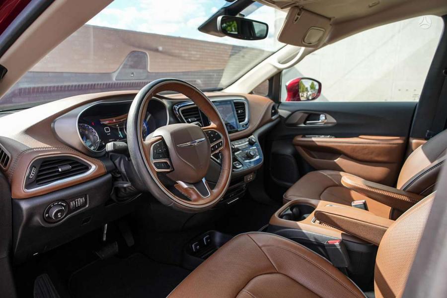 Red Chrysler Pacifica 2019 in Kaunas, with an engine capacity of 3.61 L and mileage of 77 thousand km for 18950 €, photo 24 on AUTOMOTO.COM.LV