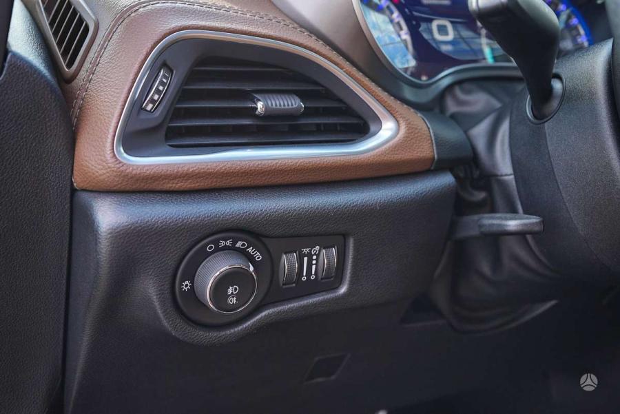 Sarkans Chrysler Pacifica 2019 Kauņa, ar dzinēja tilpumu 3.61 L un nobraukumu 77 tūkst. km par 18950 €, foto 28 vietnē AUTOMOTO.COM.LV