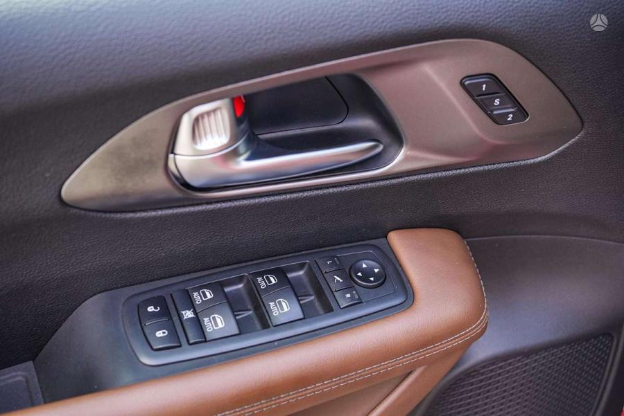 Sarkans Chrysler Pacifica 2019 Kauņa, ar dzinēja tilpumu 3.61 L un nobraukumu 77 tūkst. km par 18950 €, foto 29 vietnē AUTOMOTO.COM.LV