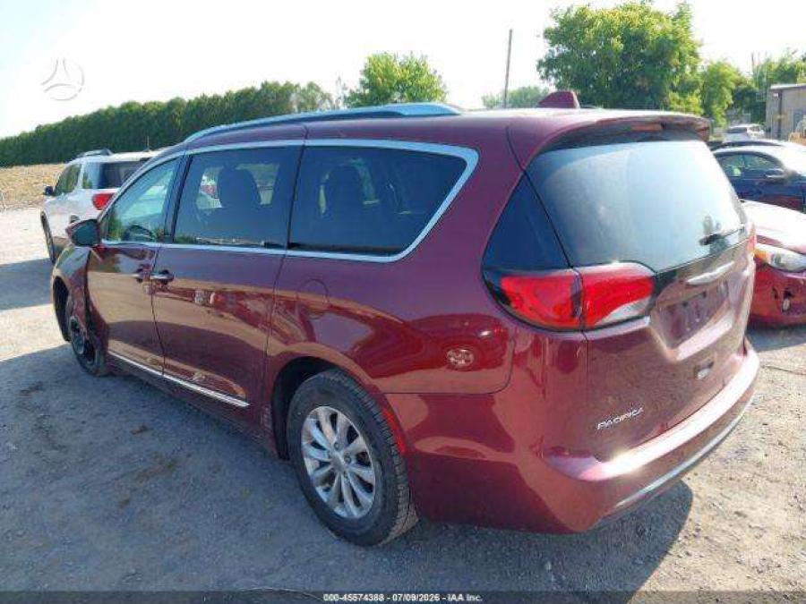 Red Chrysler Pacifica 2019 in Klaipeda, with an engine capacity of 3.61 L and mileage of 179 thousand km for 8900 €, photo 4 on AUTOMOTO.COM.LV