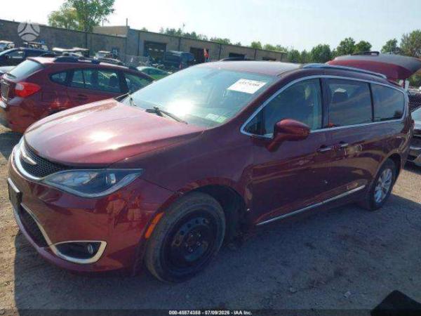 Red Chrysler Pacifica 2019 in Klaipeda, with an engine capacity of 3.61 L and mileage of 179 thousand km for 8900 €, photo 6 on AUTOMOTO.COM.LV