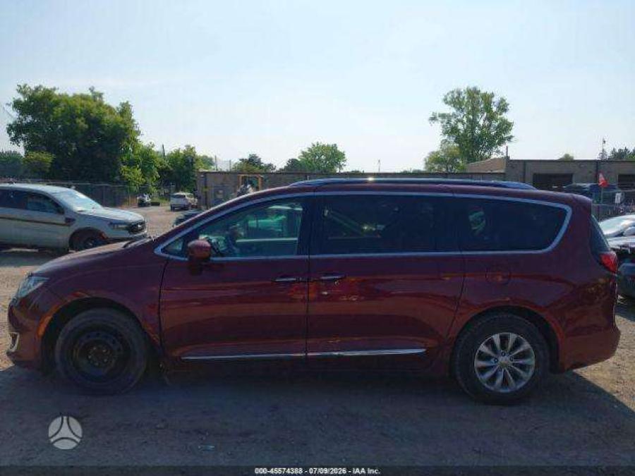 Red Chrysler Pacifica 2019 in Klaipeda, with an engine capacity of 3.61 L and mileage of 179 thousand km for 8900 €, photo 15 on AUTOMOTO.COM.LV