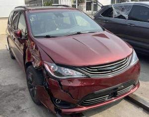 Red Chrysler Pacifica 2019 in Kaunas, with an engine capacity of 3.61 L and mileage of 261 thousand km for 12000 €, photo  on AUTOMOTO.COM.LV