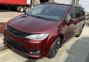 Red Chrysler Pacifica 2019 in Kaunas, with an engine capacity of 3.61 L and mileage of 261 thousand km for 12000 €, photo 3 on AUTOMOTO.COM.LV