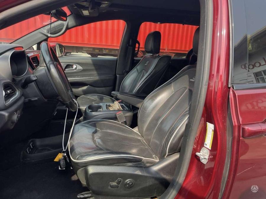 Red Chrysler Pacifica 2019 in Kaunas, with an engine capacity of 3.61 L and mileage of 261 thousand km for 12000 €, photo 4 on AUTOMOTO.COM.LV