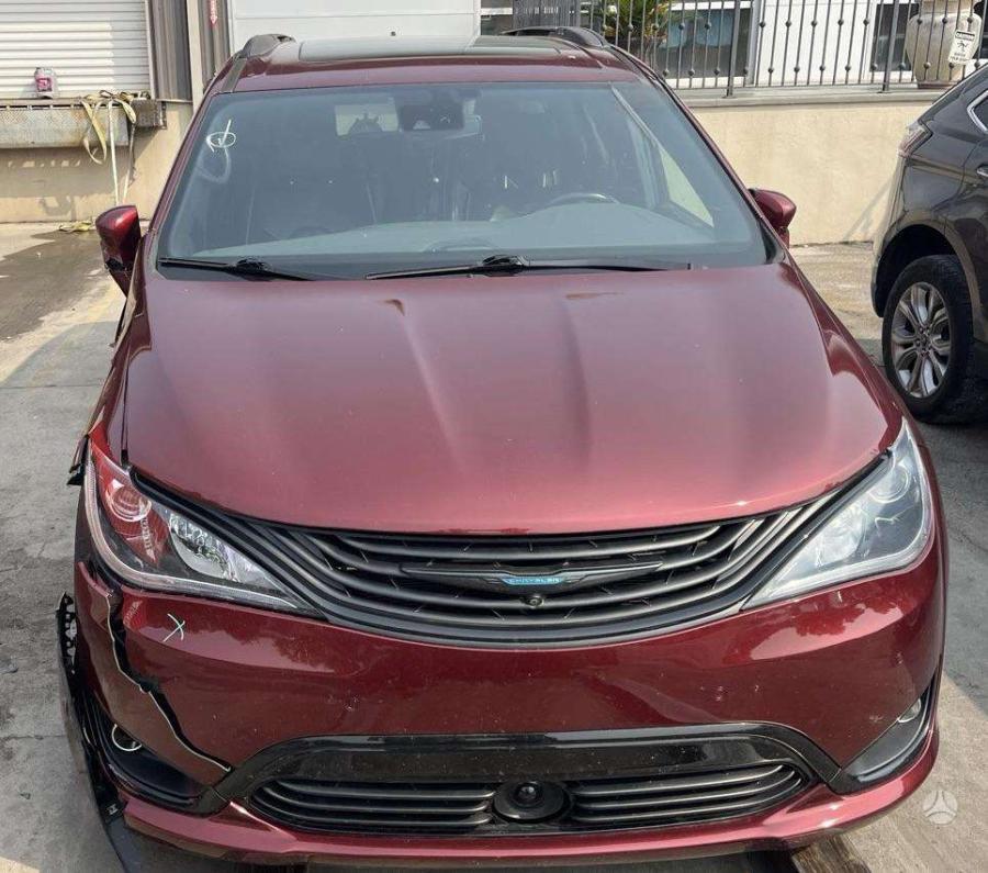 Red Chrysler Pacifica 2019 in Kaunas, with an engine capacity of 3.61 L and mileage of 261 thousand km for 12000 €, photo 7 on AUTOMOTO.COM.LV