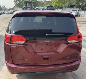 Red Chrysler Pacifica 2019 in Kaunas, with an engine capacity of 3.61 L and mileage of 261 thousand km for 12000 €, photo 8 on AUTOMOTO.COM.LV