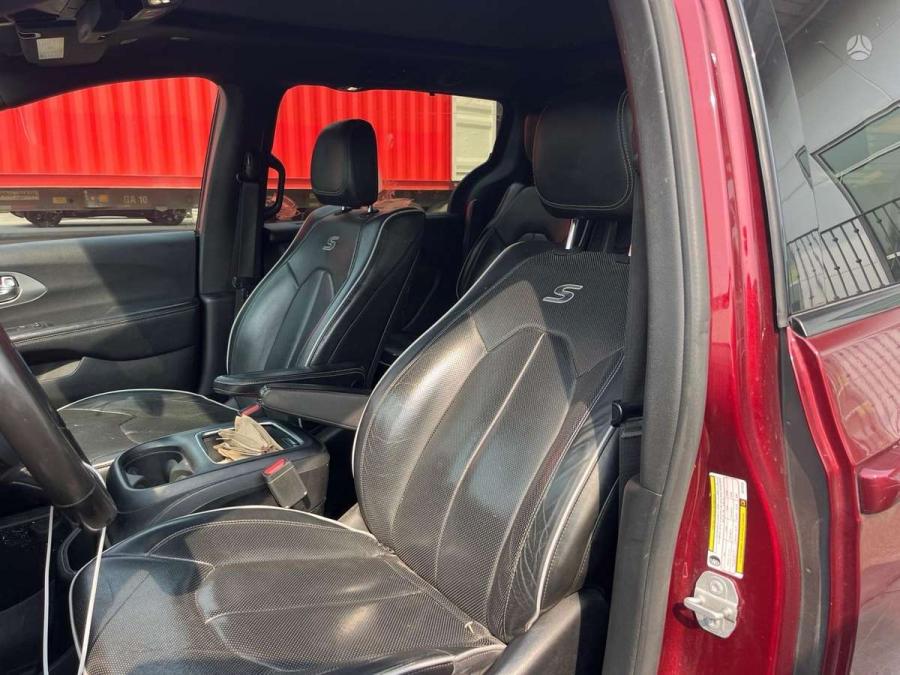 Red Chrysler Pacifica 2019 in Kaunas, with an engine capacity of 3.61 L and mileage of 261 thousand km for 12000 €, photo 9 on AUTOMOTO.COM.LV