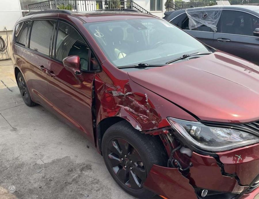 Red Chrysler Pacifica 2019 in Kaunas, with an engine capacity of 3.61 L and mileage of 261 thousand km for 12000 €, photo 10 on AUTOMOTO.COM.LV