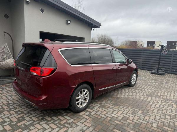 Sarkans Chrysler Pacifica 2020 Kauņa, ar dzinēja tilpumu 3.61 L un nobraukumu 320 tūkst. km par 7777 €, foto 1 vietnē AUTOMOTO.COM.LV