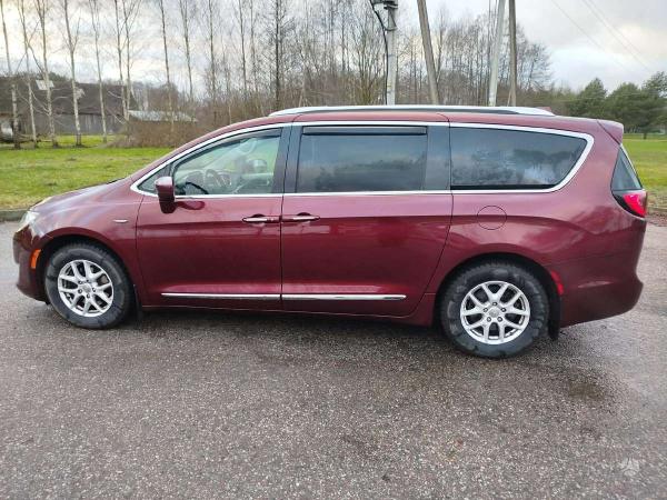 Sarkans Chrysler Pacifica 2020 Šakiai, ar dzinēja tilpumu 3.61 L un nobraukumu 177 tūkst. km par 17200 €, foto 4 vietnē AUTOMOTO.COM.LV