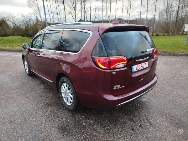 Sarkans Chrysler Pacifica 2020 Šakiai, ar dzinēja tilpumu 3.61 L un nobraukumu 177 tūkst. km par 17200 €, foto 5 vietnē AUTOMOTO.COM.LV