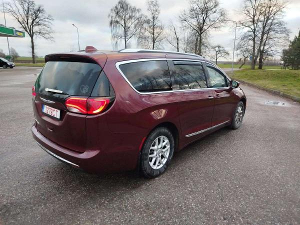 Sarkans Chrysler Pacifica 2020 Šakiai, ar dzinēja tilpumu 3.61 L un nobraukumu 177 tūkst. km par 17200 €, foto 7 vietnē AUTOMOTO.COM.LV