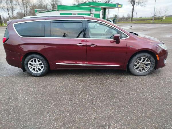 Sarkans Chrysler Pacifica 2020 Šakiai, ar dzinēja tilpumu 3.61 L un nobraukumu 177 tūkst. km par 17200 €, foto 8 vietnē AUTOMOTO.COM.LV