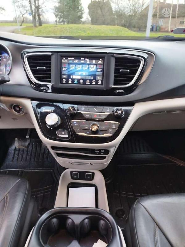 Sarkans Chrysler Pacifica 2020 Šakiai, ar dzinēja tilpumu 3.61 L un nobraukumu 177 tūkst. km par 17200 €, foto 10 vietnē AUTOMOTO.COM.LV
