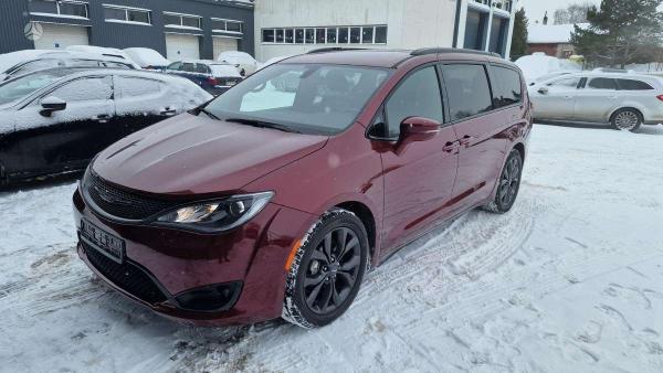 Red Chrysler Pacifica 2020 in Kretinga, with an engine capacity of 3.61 L and mileage of 1 thousand km for 18900 €, photo 5 on AUTOMOTO.COM.LV