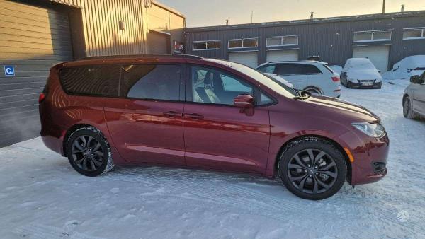 Red Chrysler Pacifica 2020 in Kretinga, with an engine capacity of 3.61 L and mileage of 1 thousand km for 18900 €, photo 7 on AUTOMOTO.COM.LV