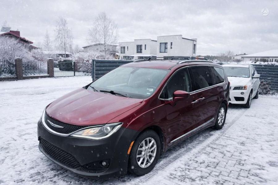 Sarkans Chrysler Pacifica 2020 Kauņa, ar dzinēja tilpumu 3.61 L un nobraukumu 320 tūkst. km par 6600 €, foto 2 vietnē AUTOMOTO.COM.LV