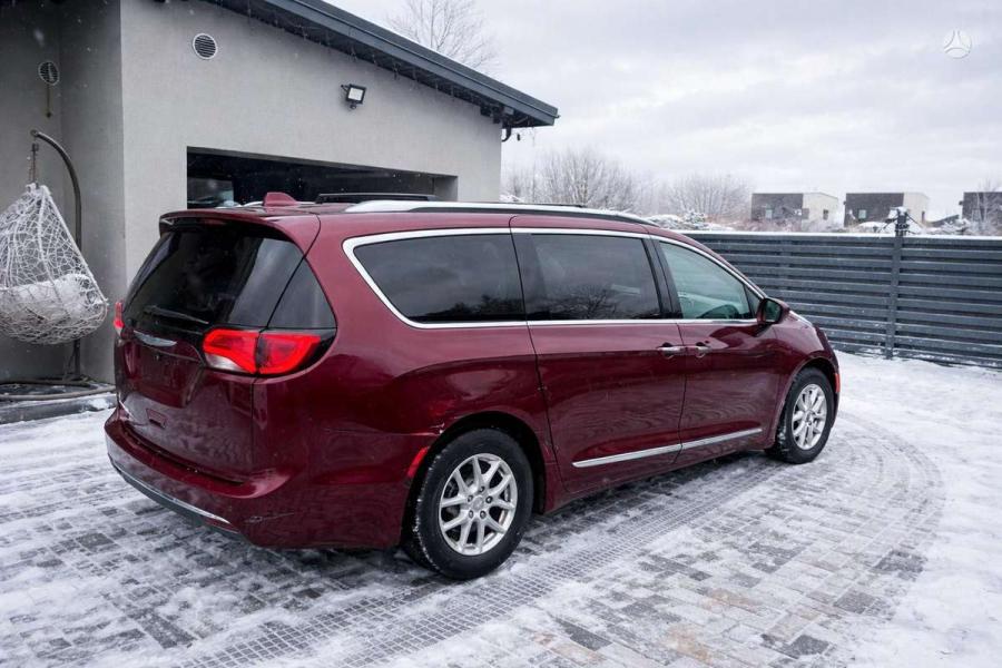 Sarkans Chrysler Pacifica 2020 Kauņa, ar dzinēja tilpumu 3.61 L un nobraukumu 320 tūkst. km par 6600 €, foto 3 vietnē AUTOMOTO.COM.LV