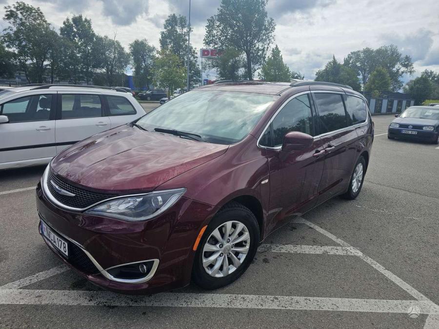 Sarkans Chrysler Pacifica 2020 Šauļi, ar dzinēja tilpumu 3.60 L un nobraukumu 126 tūkst. km par 17300 €, foto 1 vietnē AUTOMOTO.COM.LV