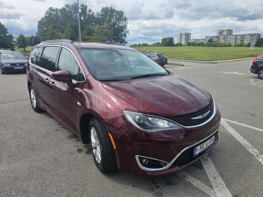 Sarkans Chrysler Pacifica 2020 Šauļi, ar dzinēja tilpumu 3.60 L un nobraukumu 126 tūkst. km par 17300 €, foto 3 vietnē AUTOMOTO.COM.LV