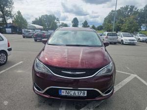 Sarkans Chrysler Pacifica 2020 Šauļi, ar dzinēja tilpumu 3.60 L un nobraukumu 126 tūkst. km par 17300 €, foto 4 vietnē AUTOMOTO.COM.LV