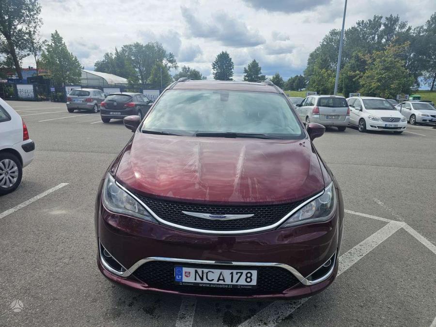 Sarkans Chrysler Pacifica 2020 Šauļi, ar dzinēja tilpumu 3.60 L un nobraukumu 126 tūkst. km par 17300 €, foto 4 vietnē AUTOMOTO.COM.LV