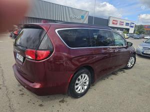 Sarkans Chrysler Pacifica 2020 Šauļi, ar dzinēja tilpumu 3.60 L un nobraukumu 126 tūkst. km par 17300 €, foto 6 vietnē AUTOMOTO.COM.LV