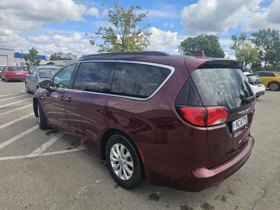 Sarkans Chrysler Pacifica 2020 Šauļi, ar dzinēja tilpumu 3.60 L un nobraukumu 126 tūkst. km par 17300 €, foto 7 vietnē AUTOMOTO.COM.LV