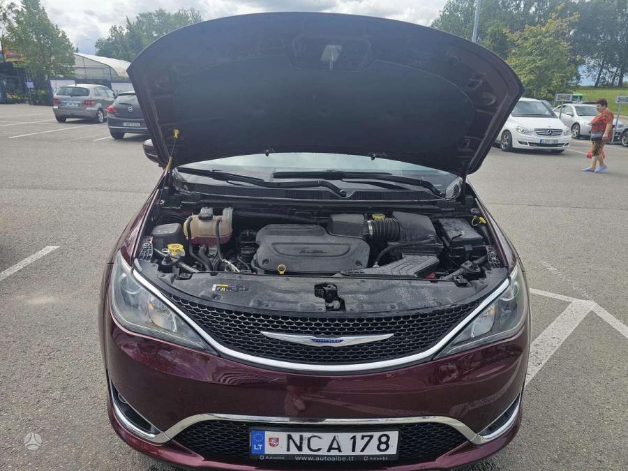 Sarkans Chrysler Pacifica 2020 Šauļi, ar dzinēja tilpumu 3.60 L un nobraukumu 126 tūkst. km par 17300 €, foto 8 vietnē AUTOMOTO.COM.LV