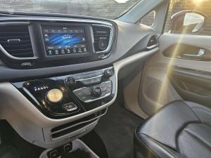Sarkans Chrysler Pacifica 2020 Šauļi, ar dzinēja tilpumu 3.60 L un nobraukumu 126 tūkst. km par 17300 €, foto 9 vietnē AUTOMOTO.COM.LV
