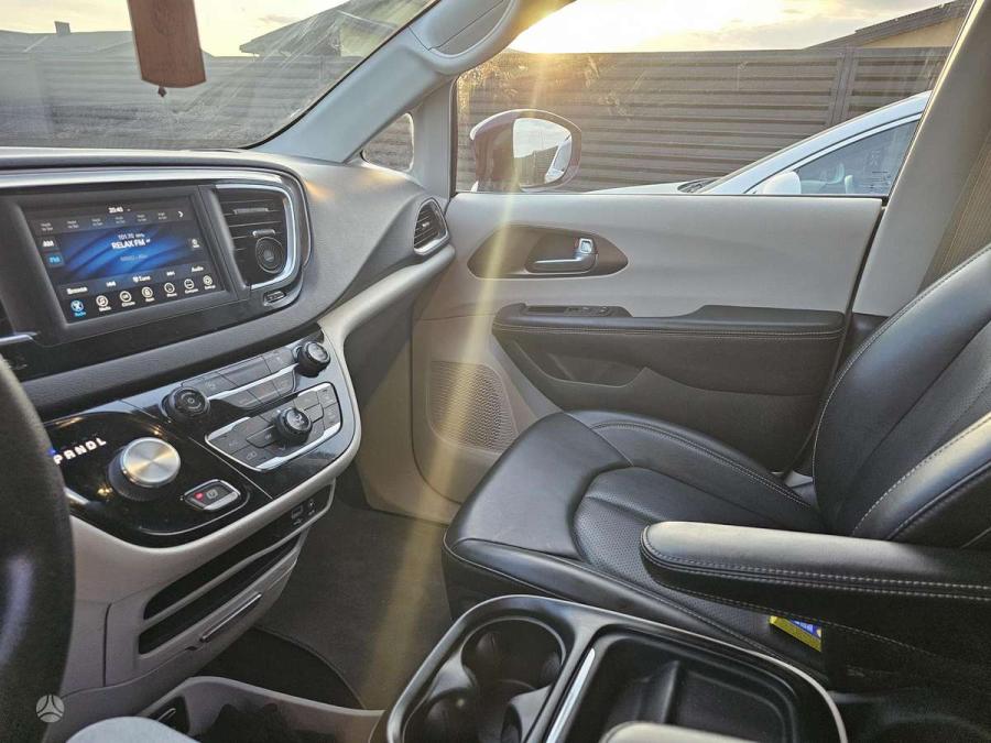 Sarkans Chrysler Pacifica 2020 Šauļi, ar dzinēja tilpumu 3.60 L un nobraukumu 126 tūkst. km par 17300 €, foto 10 vietnē AUTOMOTO.COM.LV