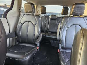 Sarkans Chrysler Pacifica 2020 Šauļi, ar dzinēja tilpumu 3.60 L un nobraukumu 126 tūkst. km par 17300 €, foto 11 vietnē AUTOMOTO.COM.LV