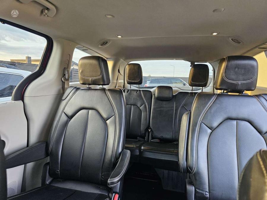 Sarkans Chrysler Pacifica 2020 Šauļi, ar dzinēja tilpumu 3.60 L un nobraukumu 126 tūkst. km par 17300 €, foto 12 vietnē AUTOMOTO.COM.LV