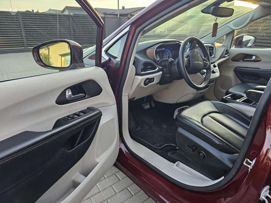 Sarkans Chrysler Pacifica 2020 Šauļi, ar dzinēja tilpumu 3.60 L un nobraukumu 126 tūkst. km par 17300 €, foto 14 vietnē AUTOMOTO.COM.LV