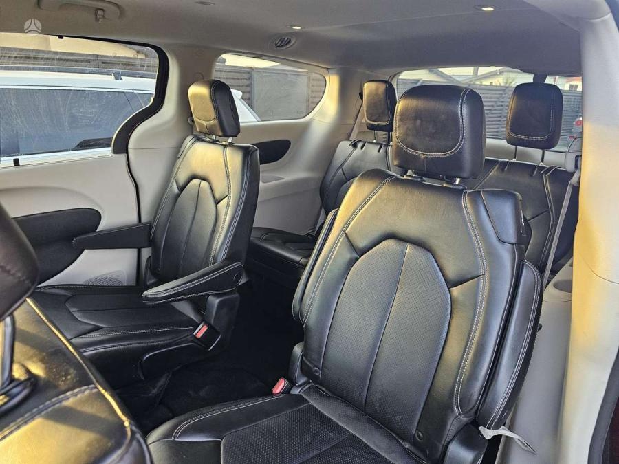 Sarkans Chrysler Pacifica 2020 Šauļi, ar dzinēja tilpumu 3.60 L un nobraukumu 126 tūkst. km par 17300 €, foto 16 vietnē AUTOMOTO.COM.LV