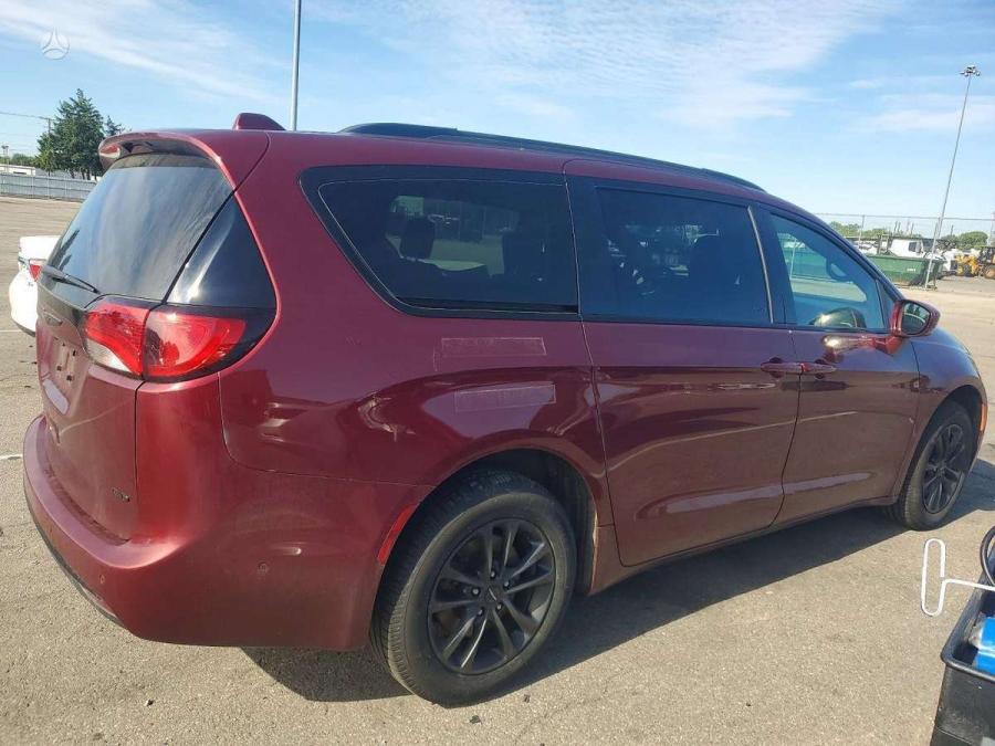 Red Chrysler Pacifica 2020 in Siauliai, with an engine capacity of 3.61 L and mileage of 190 thousand km for 13600 €, photo 3 on AUTOMOTO.COM.LV